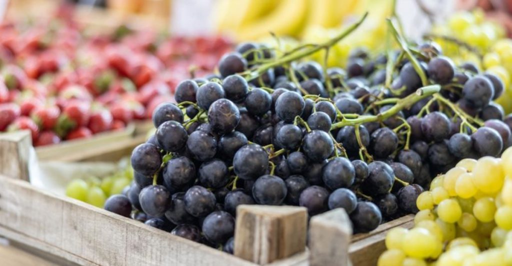 8 Things You Should Know Before Sampling Grapes At The Grocery Store
