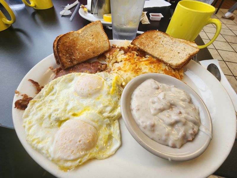 13 Ohio Buffets Locals Say Serve Fried Chicken Exactly The Way It Should Be