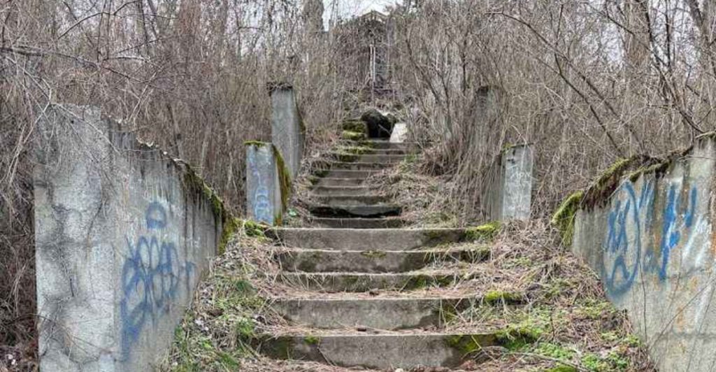 Deep In A Washington Cemetery Lies A Haunted Staircase With A Truly ...