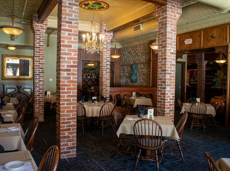 Intimate Illinois Restaurants Perfect For A Valentine's Dinner For Two