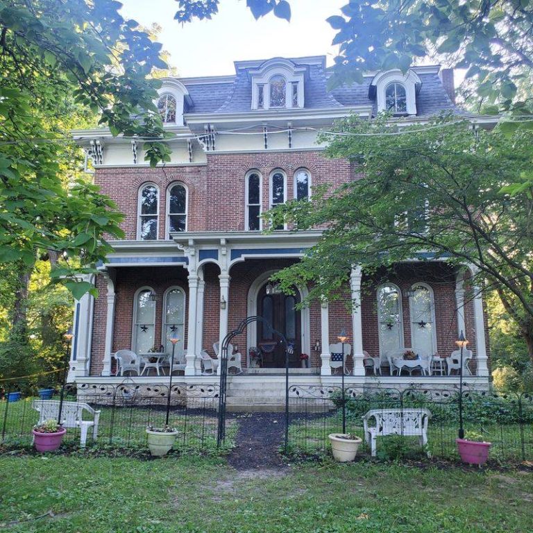 Inside This Haunted Mansion In Illinois That Will Send Shivers Down ...