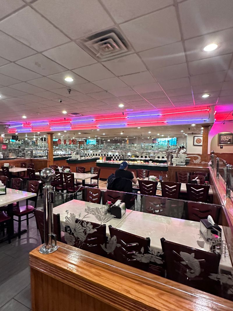 Illinois Locals Say These Buffets Still Serve Like It's The '80s