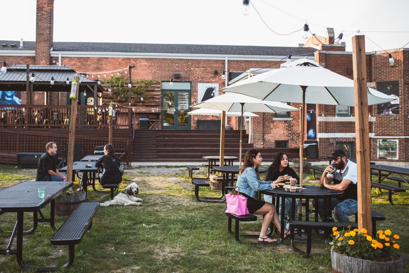 15 Best Outdoor Eateries In Detroit, Michigan