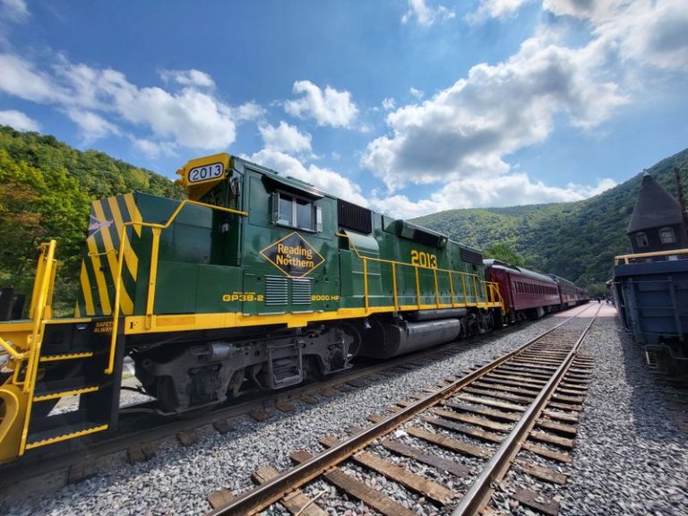 Take This Scenic Pennsylvania Train Ride For A Memorable Fall Adventure