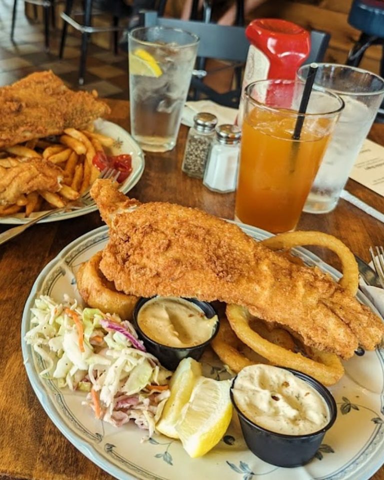 The Hole-In-The-Wall Wisconsin Tavern Still Serves Friday Fish Fry ...