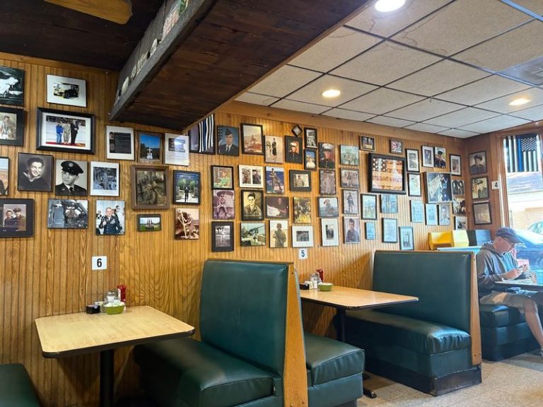 These Cash-Only Illinois Restaurants Are Old-School Gems Still Worth ...