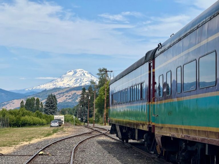 These Oregon Winter Train Rides Feel Straight Out Of A Holiday Storybook