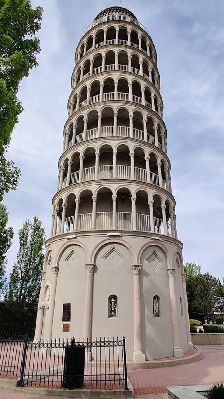 This 94-Foot Illinois Tower Might Be The Strangest Landmark In The Midwest