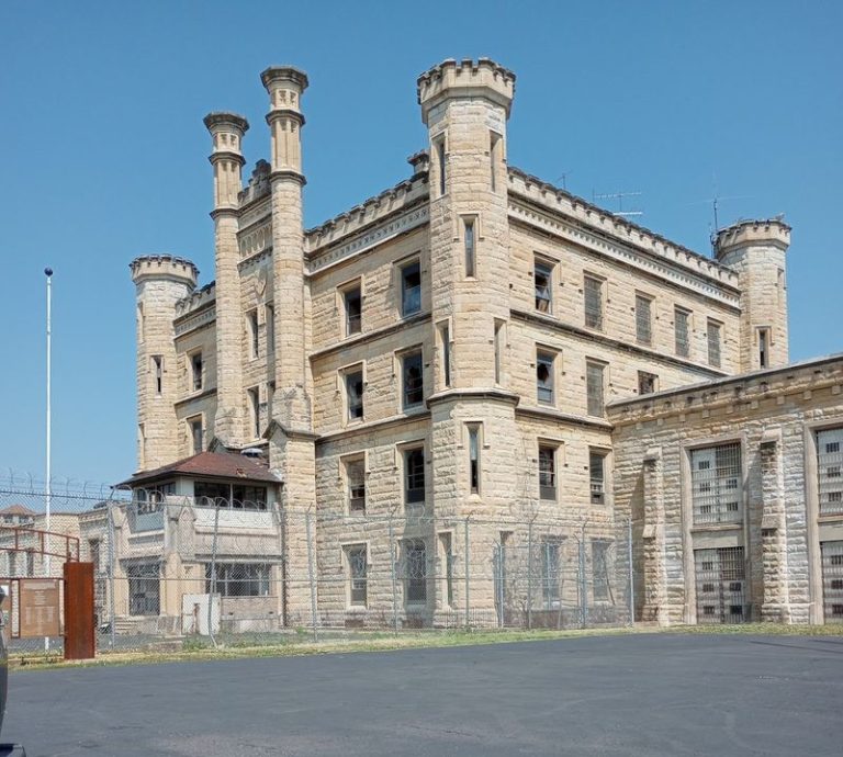 This Abandoned Illinois Prison Is A Real-Life Movie Set You Can ...