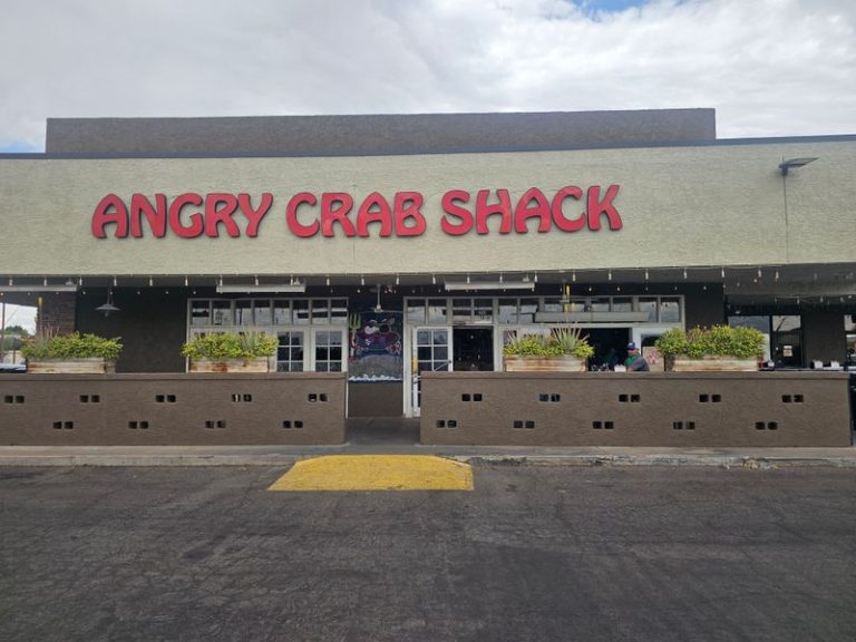 This Arizona Seafood Spot Serves Crab So Good, Locals Say Every Mile Counts