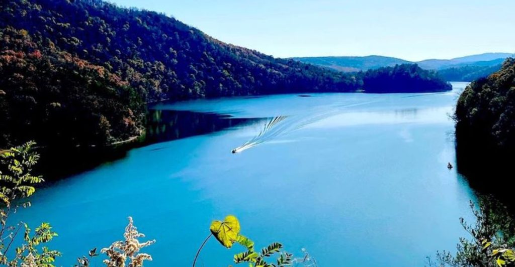 This Blue-Green Virginia Lake Hides More Than 40 Miles Of Wild ...