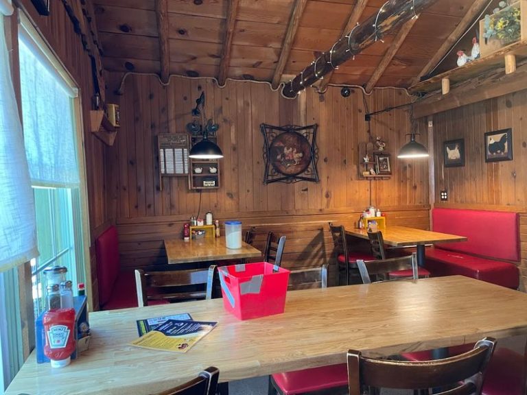 This Cafe In Pinetop, Arizona Is Serving Up Pancakes, Bacon, And Small ...