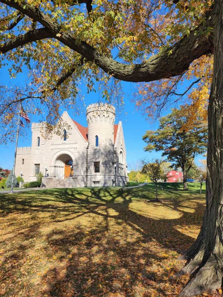 This Hidden Castle Library In Ohio Looks Like It Was Borrowed From A ...