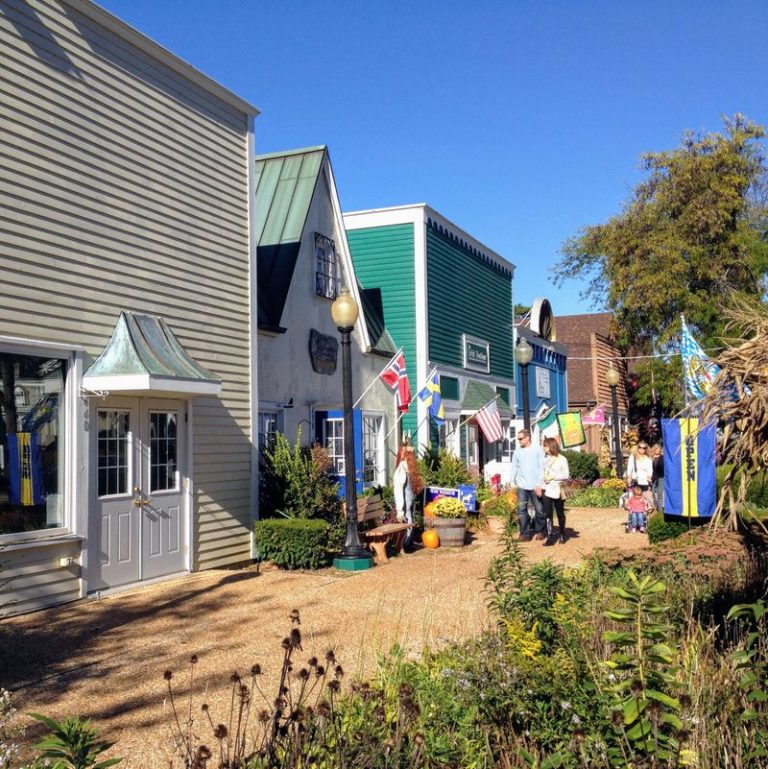 This Hidden Illinois Village Is So Charming, It Feels Like A Secret Escape