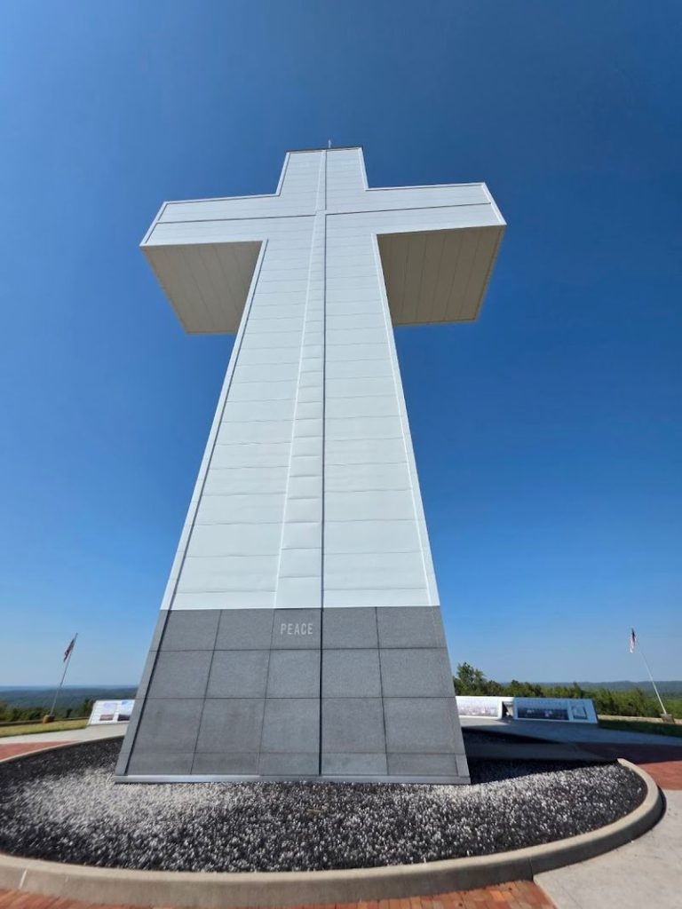 This Hilltop Cross In Illinois Is One Of The Midwest's Most Striking ...