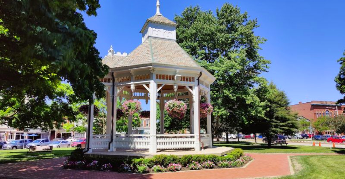This Historic Ohio Courthouse Square Is A Beautiful Place To Explore In ...