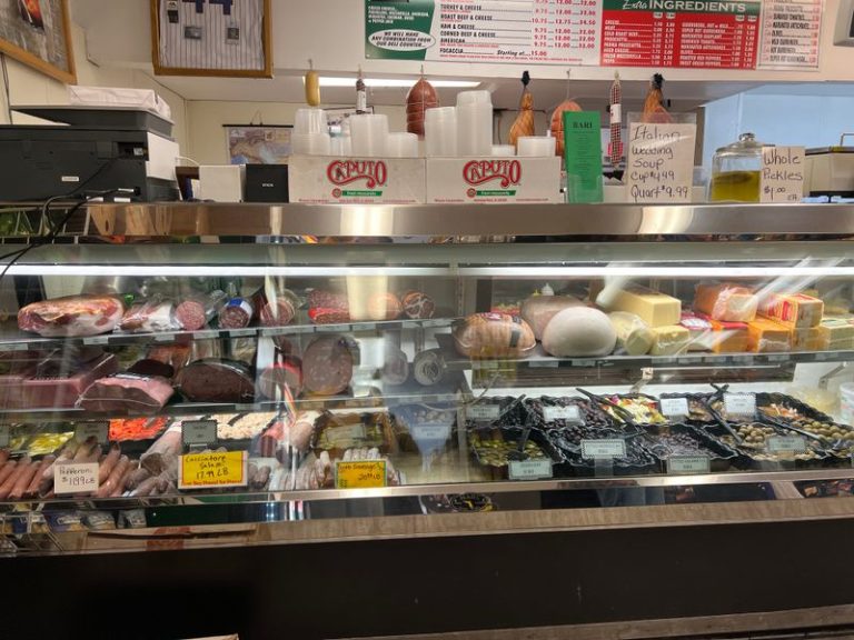 This Hole-In-The-Wall Illinois Deli Still Gets Sandwiches Right