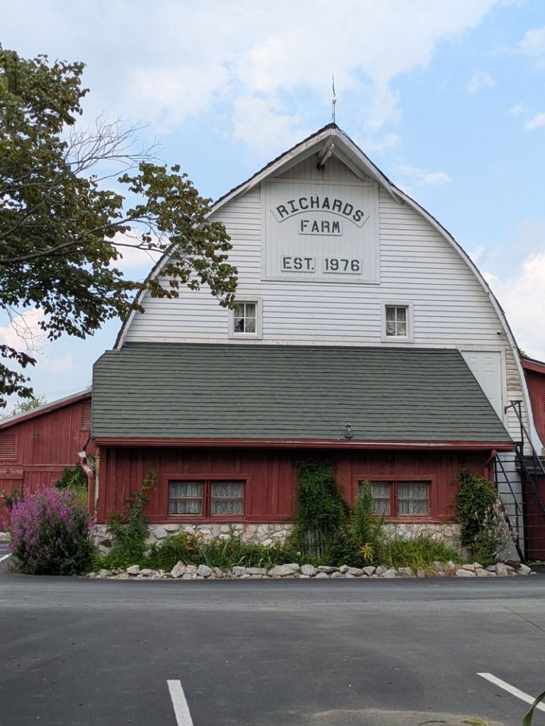 This Illinois Barn Restaurant Serves Small-Town Charm In A Fairytale ...