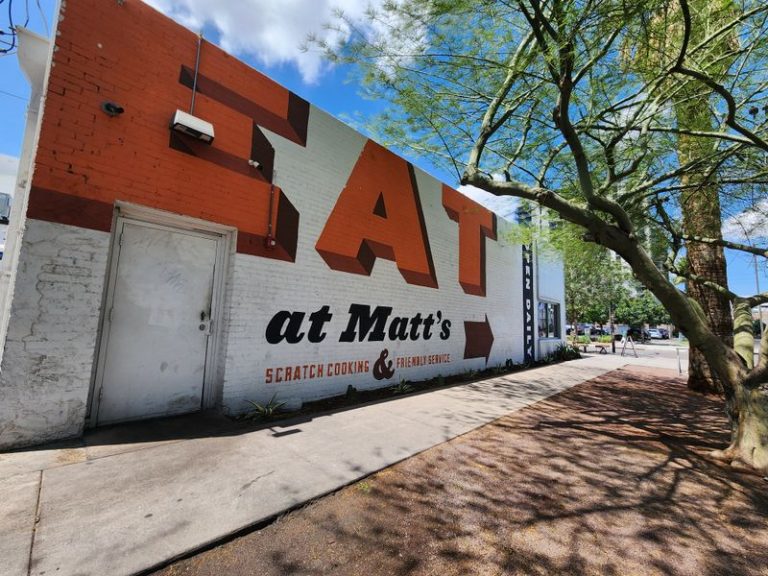 This No-Frills Arizona Diner Is Known For Its Beloved Eggs Benedict