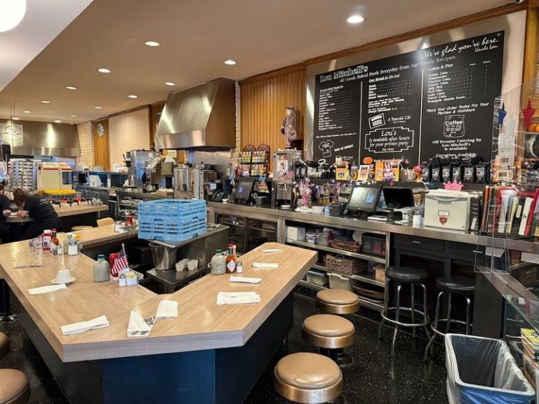This Old-School Illinois Restaurant Still Has Lines Out The Door In 2026