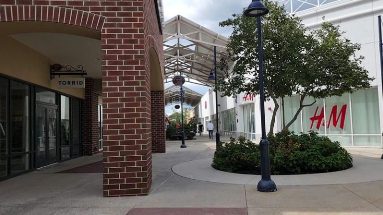 This Pennsylvania Outlet Mall Is Packed With Deals That Keep Shoppers ...
