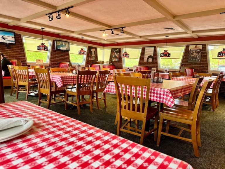 This Pennsylvania Pizza Hut Classic Is The Last Of Its Kind And Still ...
