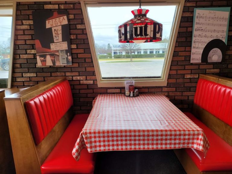 This Rare Michigan Pizza Hut Brings Back The Full Dine In Throwback