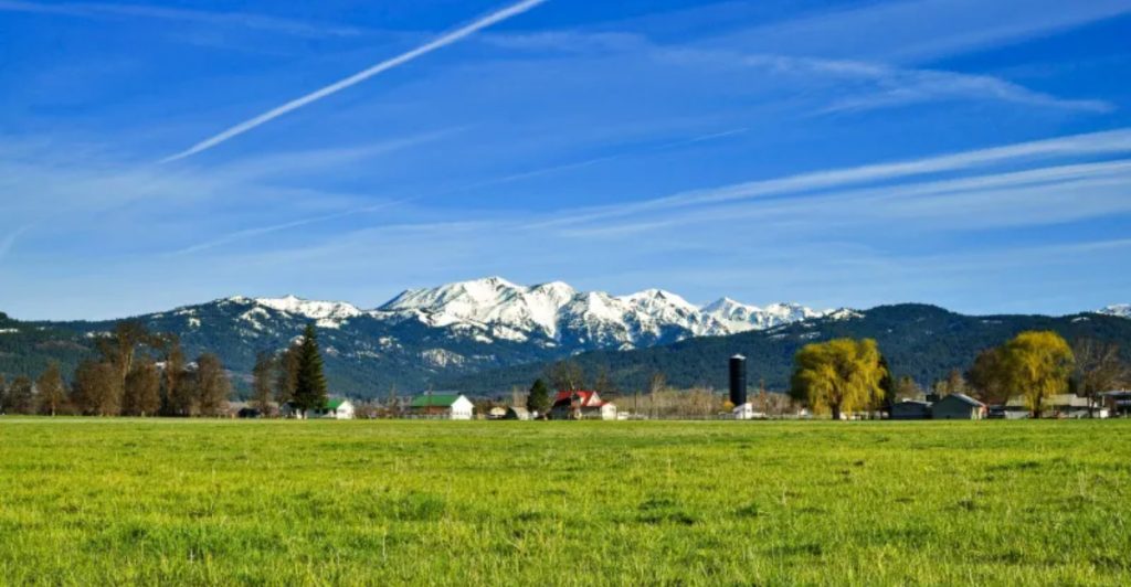 This Remote Oregon Mountain Town Is So Underrated, Even Most Locals ...