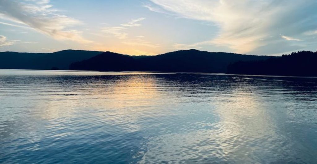 This South Carolina Lake Is So Clear, It Feels Like Stepping Into ...