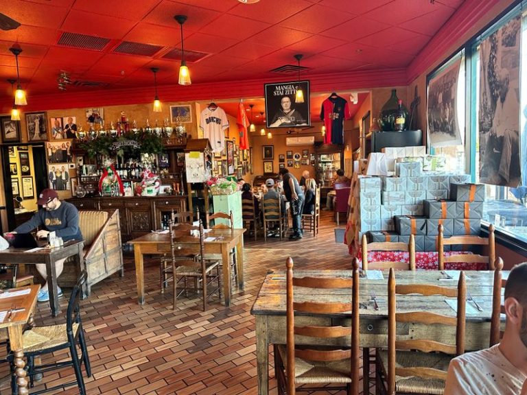 This Unassuming Spot Serves Legendary Italian Food In Arizona