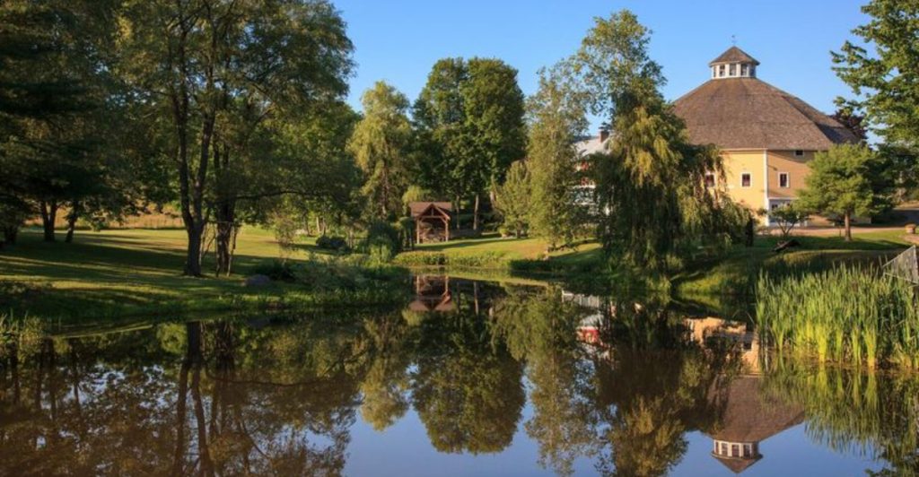 This Vermont Mountain Town Is So Peaceful, Even Locals Go To Escape The ...