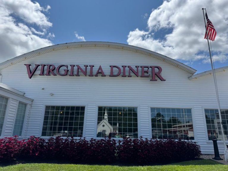 This Virginia Meat-And-Three Cafeteria Has Side Dishes That Boldly ...