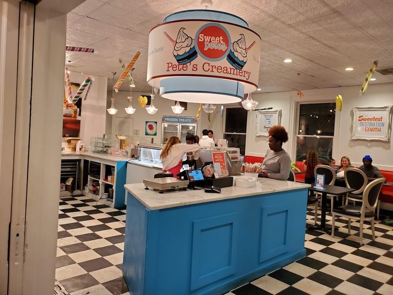 This Giant Florida Candy Shop Stocks Over 10,000 Pounds Of Irresistible ...