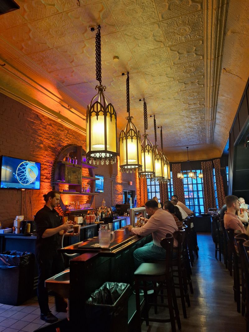 These Illinois Restaurants Fill Up Fast According To Locals
