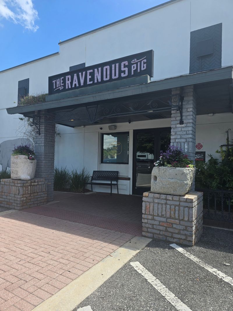 13 Florida Dining Gems That Don't Advertise But Always Have A Crowd