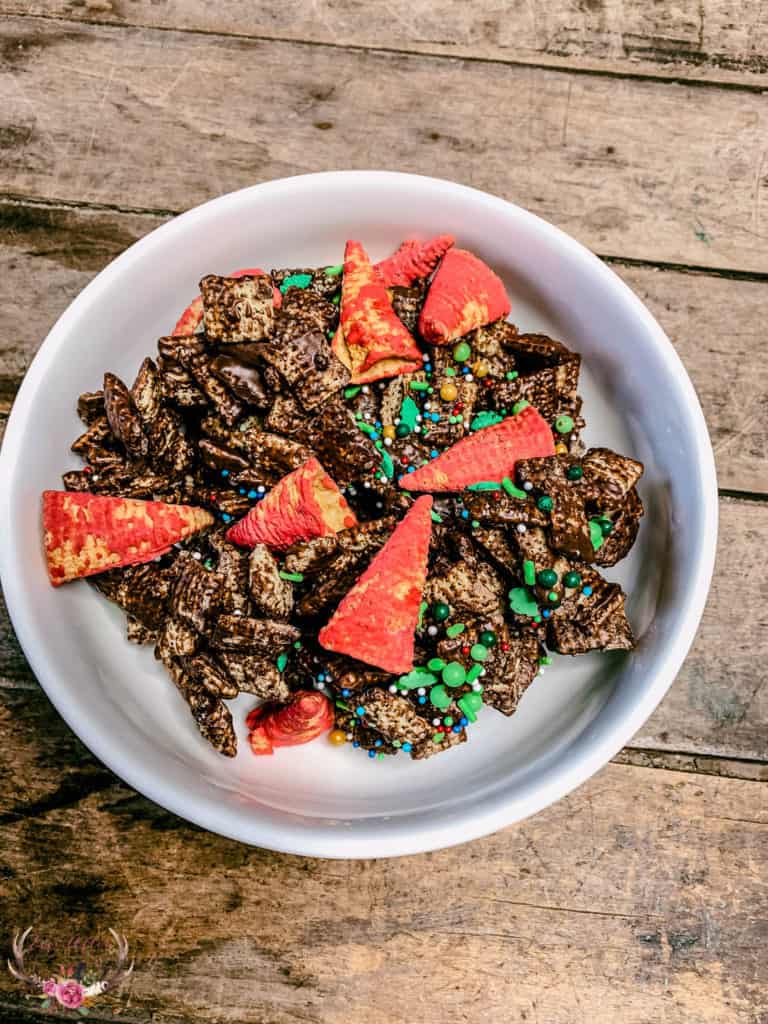 Christmas Elf Snack Mix - Christmas Puppy Chow - Ever After in the Woods